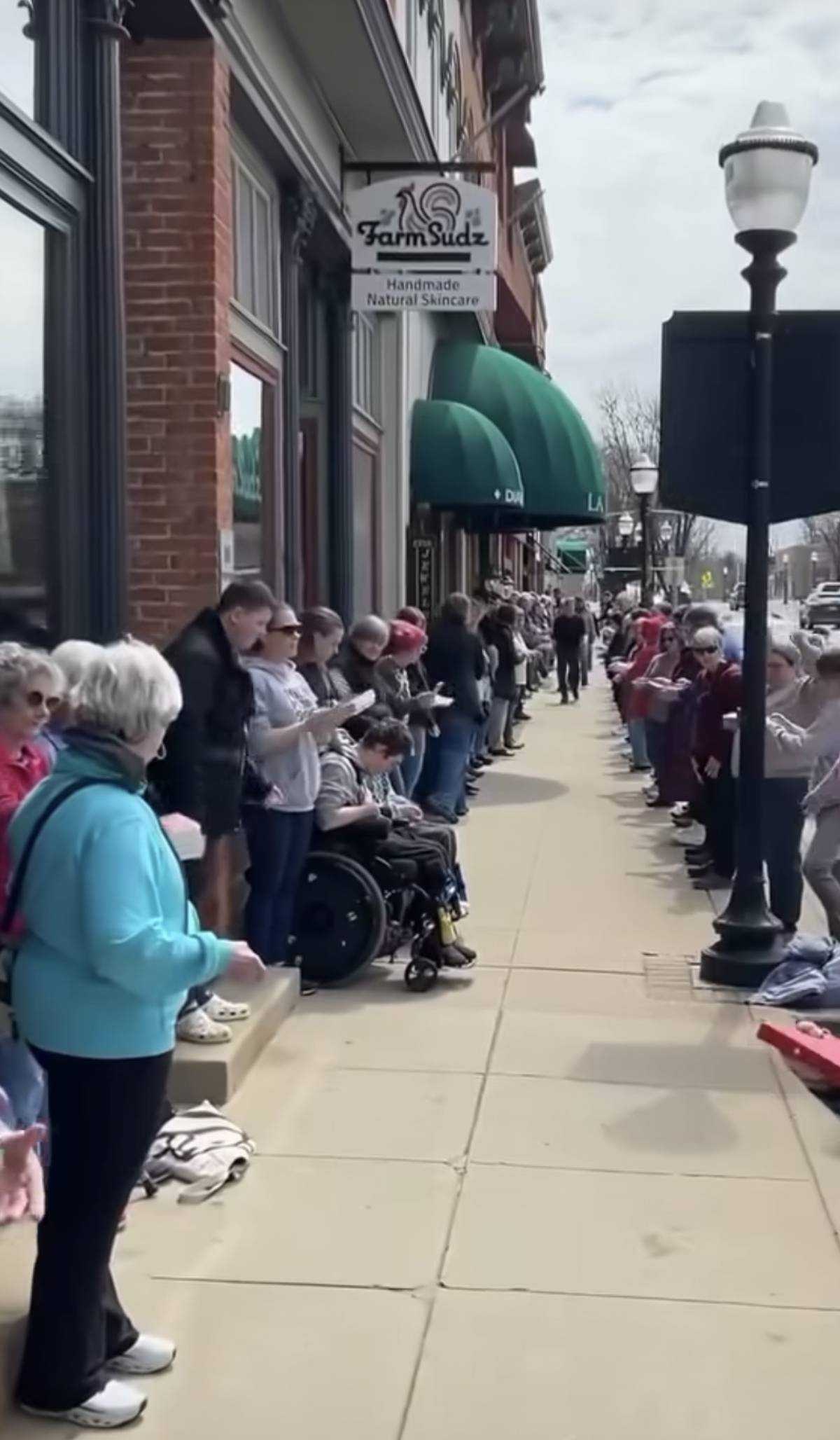 En mänsklig kedja hjälper till att flytta 9 100 böcker och scenen rör ...