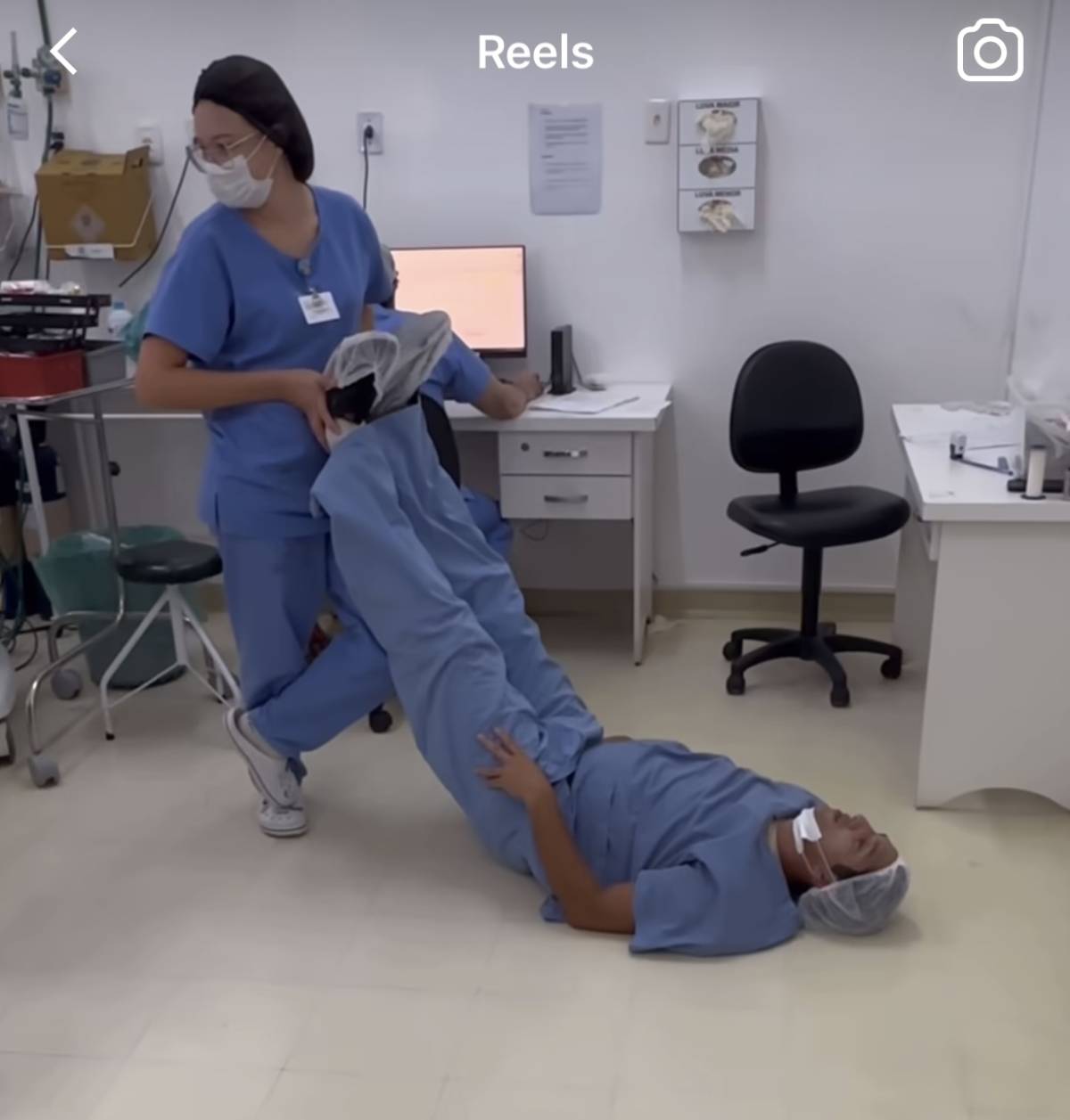 Padre se desmaya durante el parto y el video de la escena divierte a ...