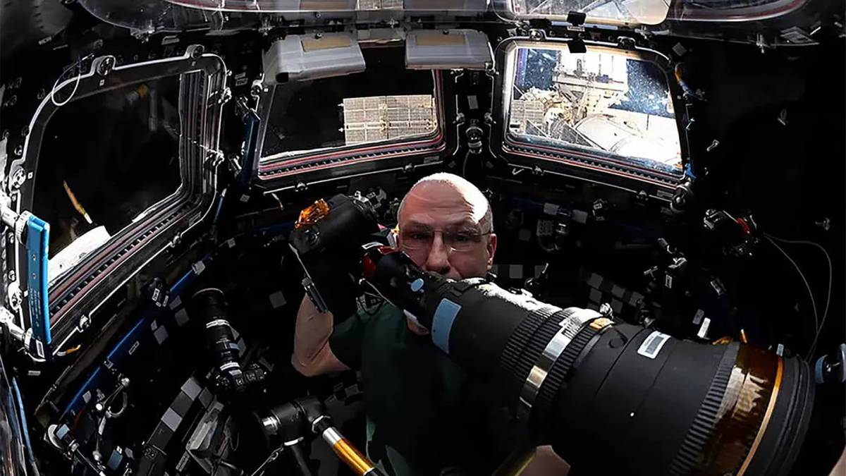 NASA's oldest astronaut shares amazing photos from his space missions ...